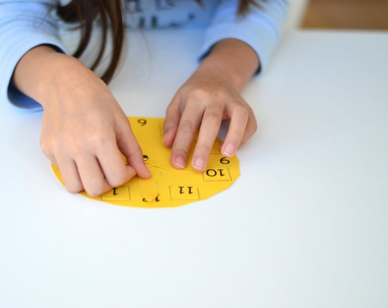 Kids craft: make a clock and learn to tell time - DIY home decor - Your ...