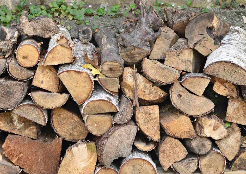 Stay warm! Build your own log store this winter - DIY home decor - Your ...