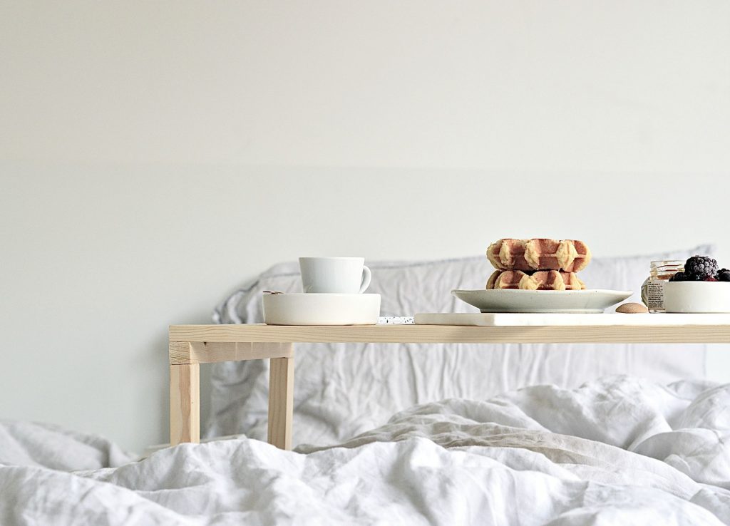 Love breakfast in bed? This diy breakfast in bed table is all you need ...
