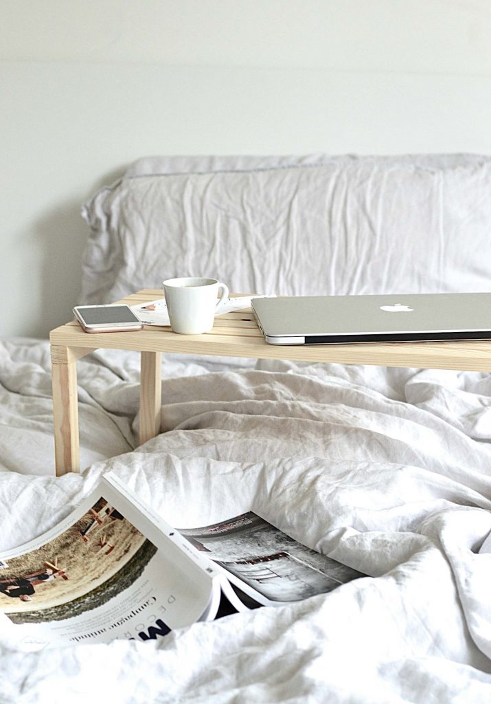 Love breakfast in bed? This diy breakfast in bed table is all you need ...