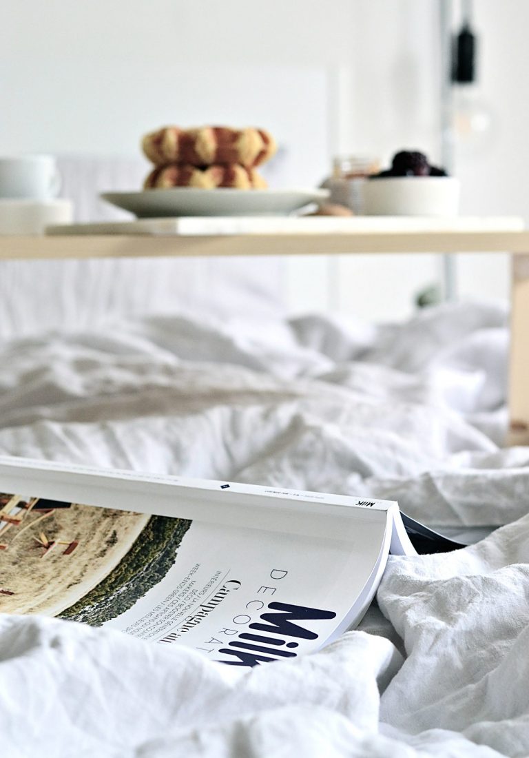 Love breakfast in bed? This diy breakfast in bed table is all you need ...