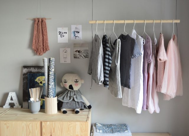 Hang on! With this DIY hanging clothes rack - DIY home decor - Your DIY ...