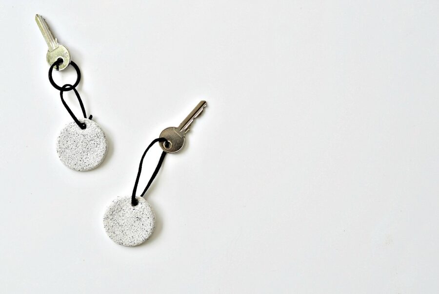 Make these (faux) granite handmade clay keychains - your DIY family