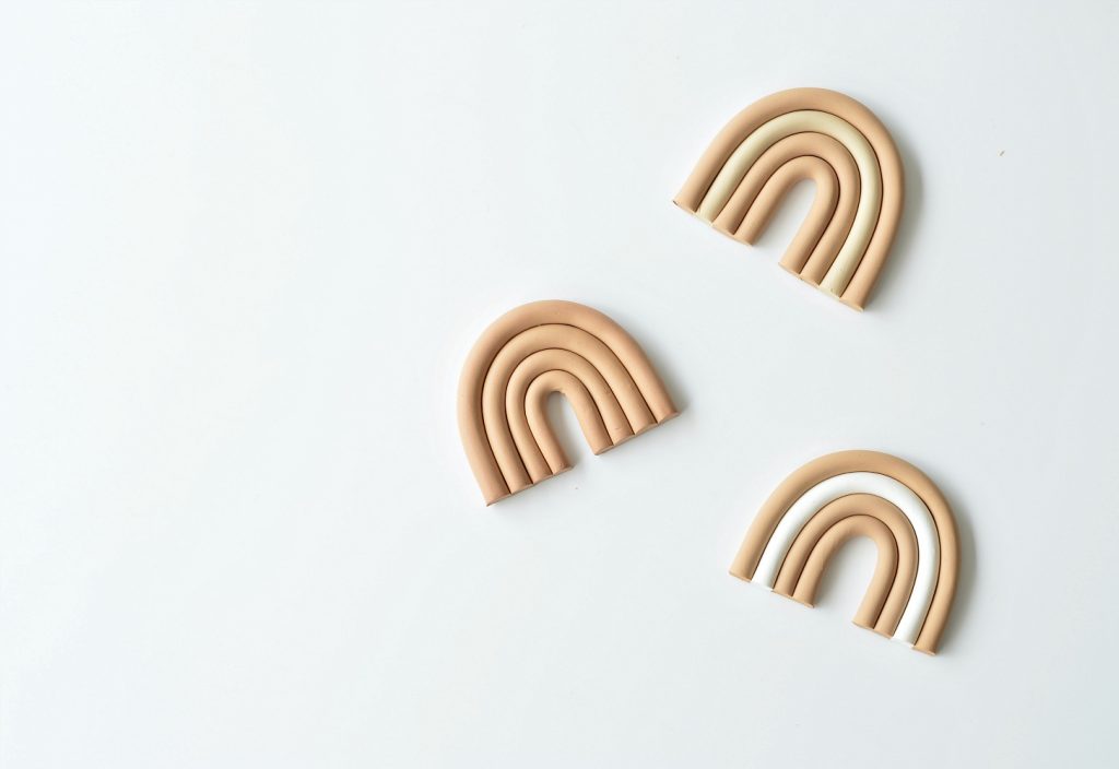The cutest rainbow inspired DIY clay coasters - DIY home decor - Your ...