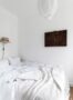 9 warm minimalist white bedrooms that are cosy and calm - DIY home ...