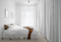 9 warm minimalist white bedrooms that are cosy and calm - DIY home ...