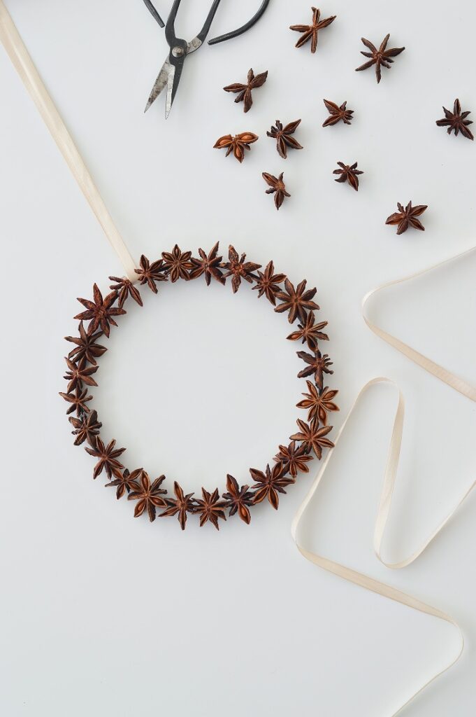 DIY natural Christmas wreath with star anise - DIY home decor - Your ...